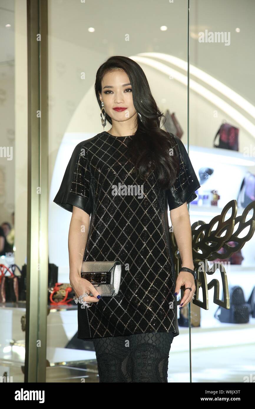 Taiwanese actress shu qi poses Banque de photographies et d’images à ...