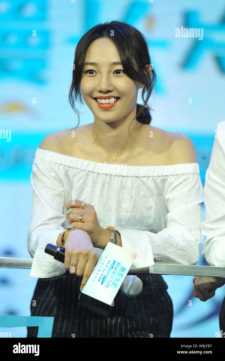 L'actrice chinoise Bai Chongtou pose au cours d'une conférence de ...
