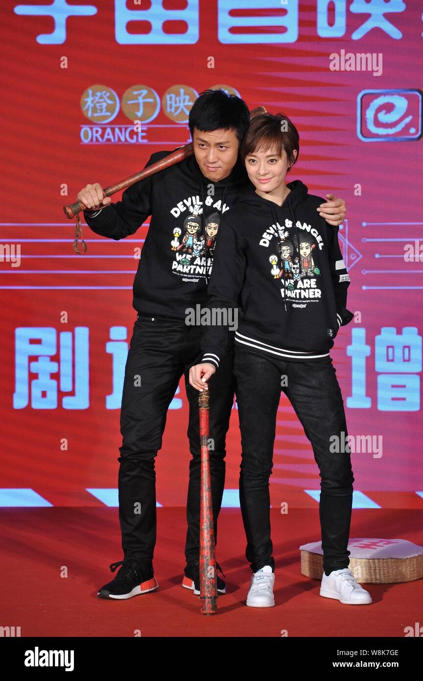 L'acteur chinois Deng Chao, à gauche, et son épouse l'actrice Li Soleil ...