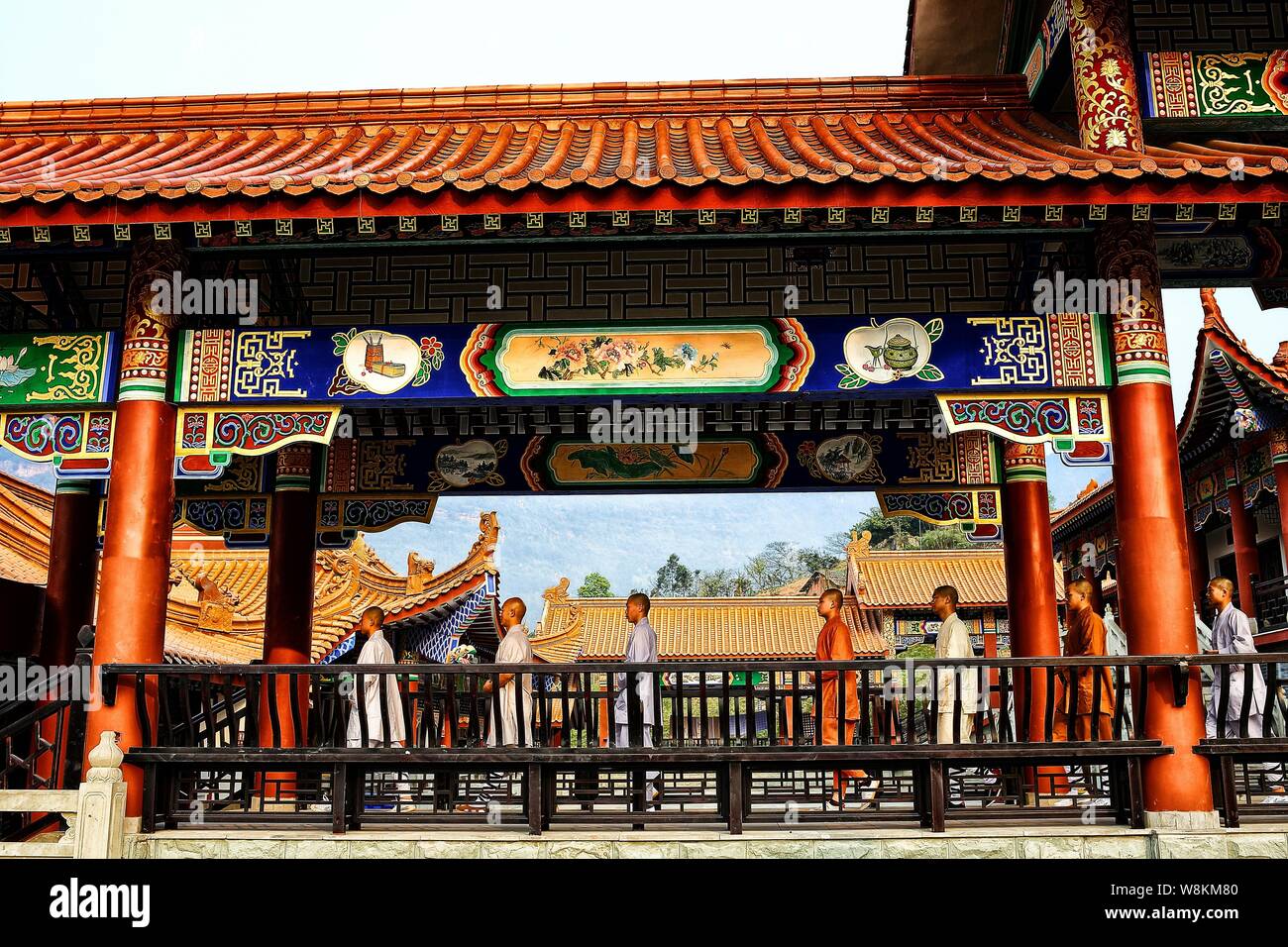 Moines chinois à pied par un couloir de pratiquer et de kungfu arts ...