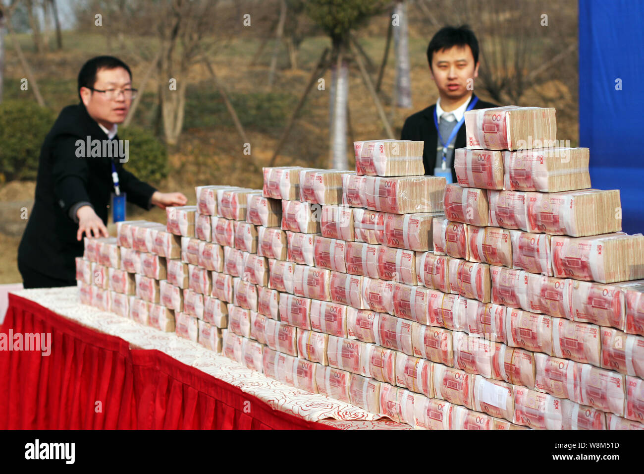 Employés chinois préparer des piles de 100 RMB (Yuan-Renminbi), les ...