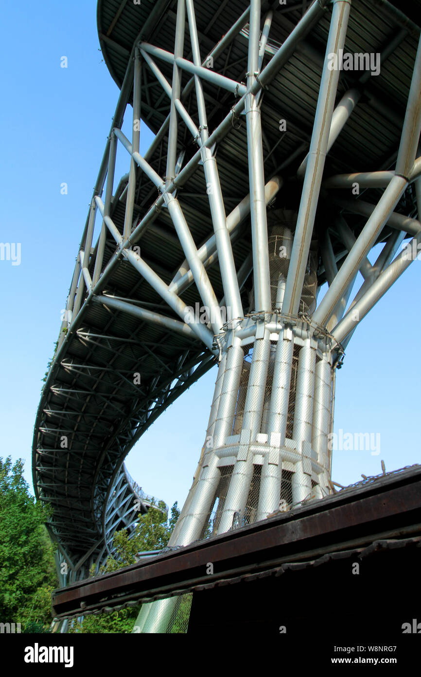 Les Tabi'au pont est la plus grande passerelle pour piétons Téhéran ...