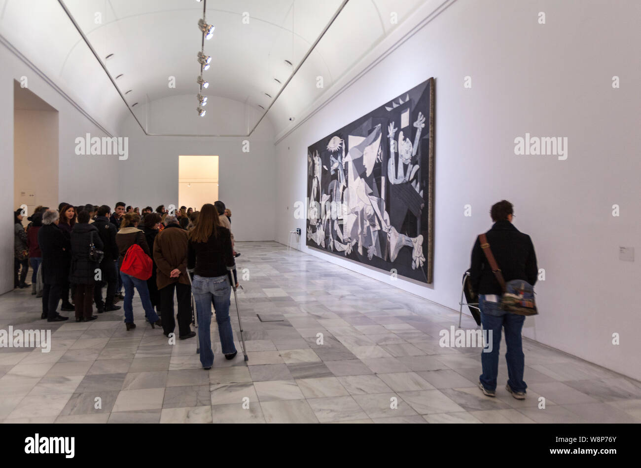 Les gens à la peinture Guernica de Pablo Picasso. Musée Reina Sofía est ... Les gens à la peinture Guernica de Pablo Picasso. Musée Reina Sofía est ...