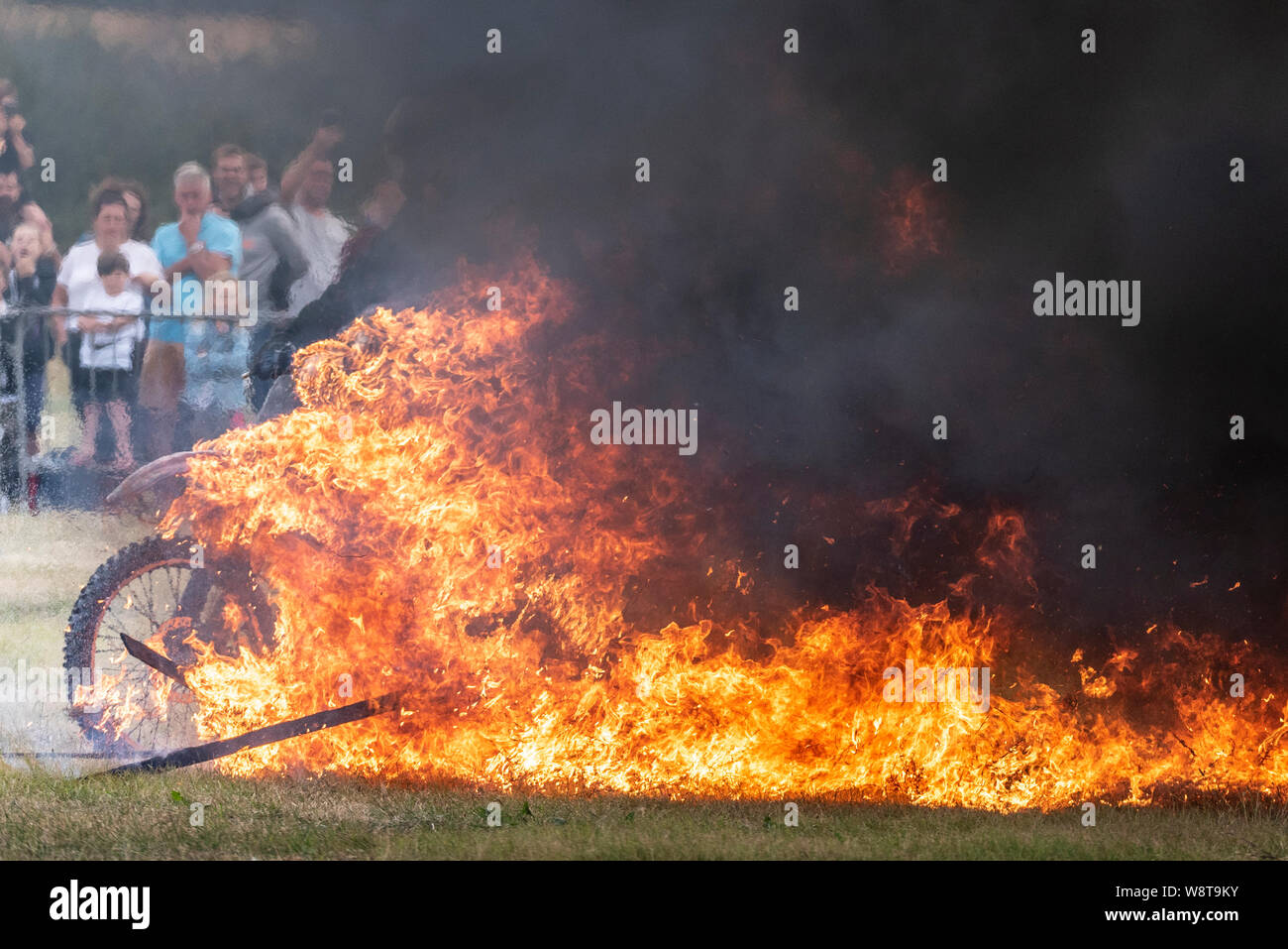 Chevauchant le feu Banque de photographies et d’images à haute ...