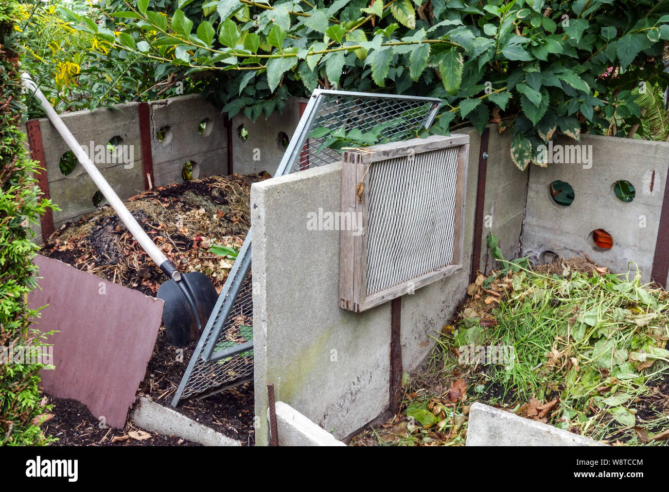 Tas de compost dans un jardin, outils de jardin pour le compostage ...