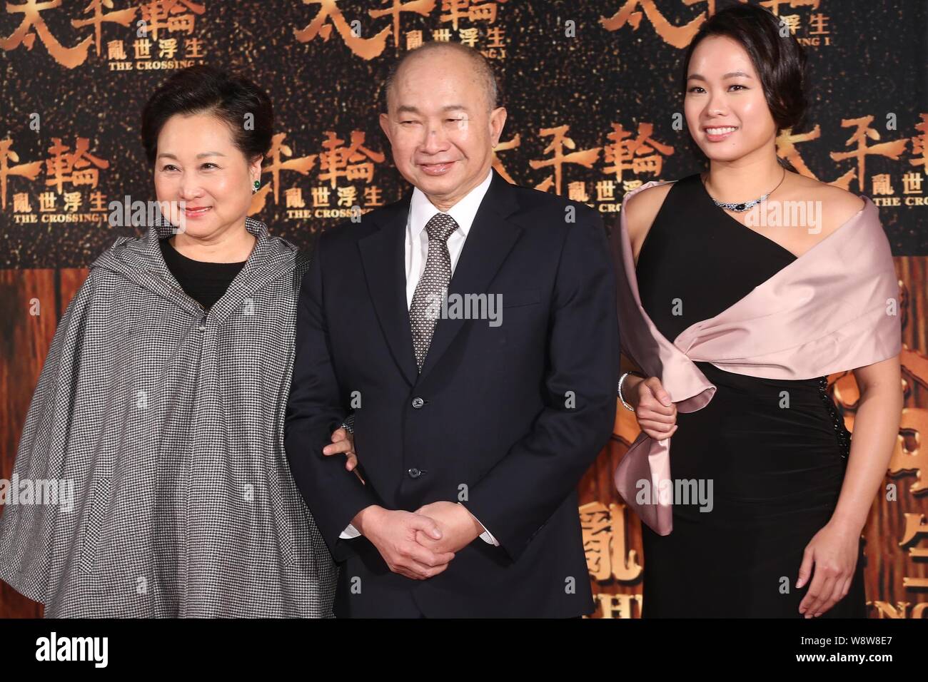 --FILE--Hong Kong réalisateur John Woo, centre, pose avec son épouse ...