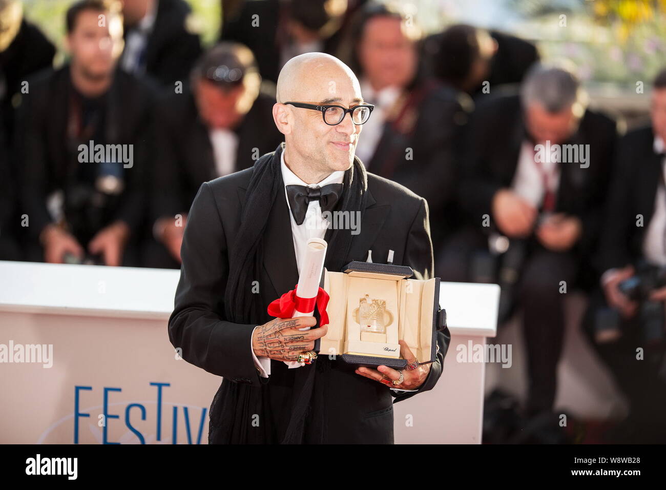 Scénariste américain Bruce Wagner pose avec le prix de la Meilleure ...