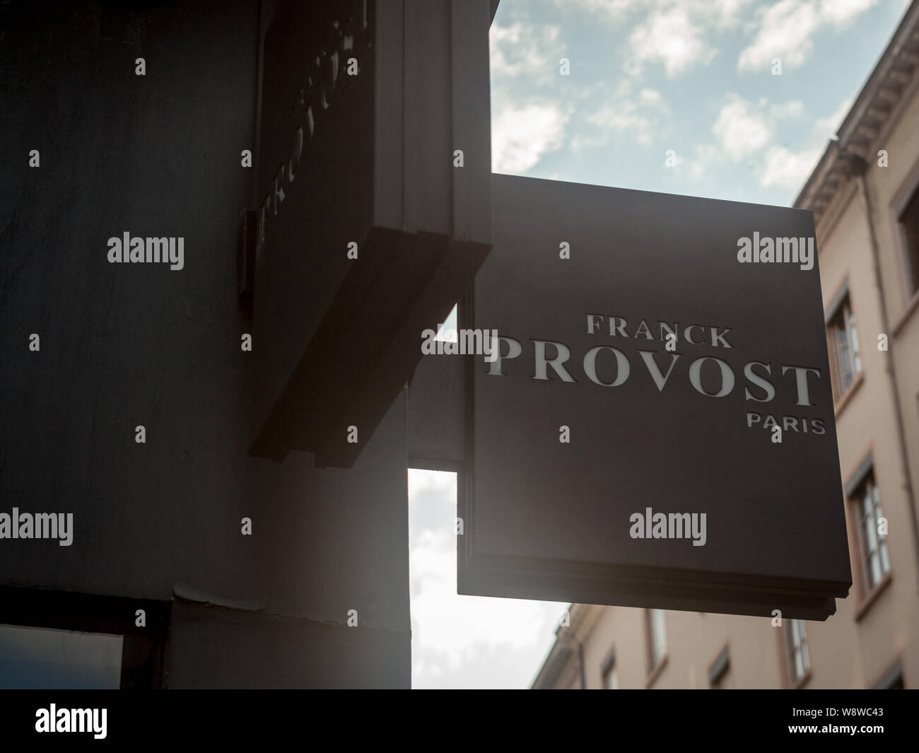 Logo franck provost Banque de photographies et d’images à haute ...