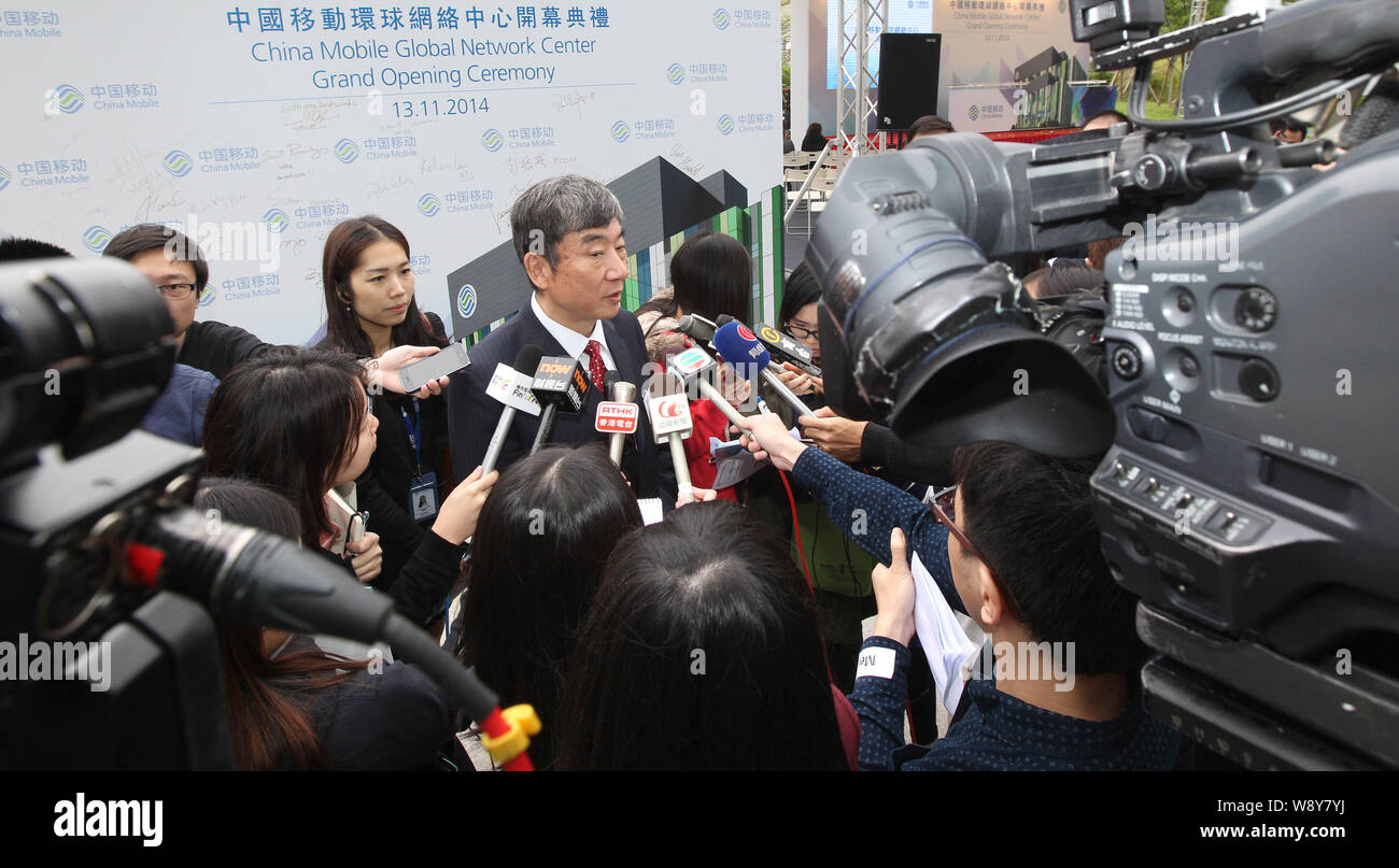 Xi Guohua, centre, Président de China Mobile, est interviewé lors de la ...
