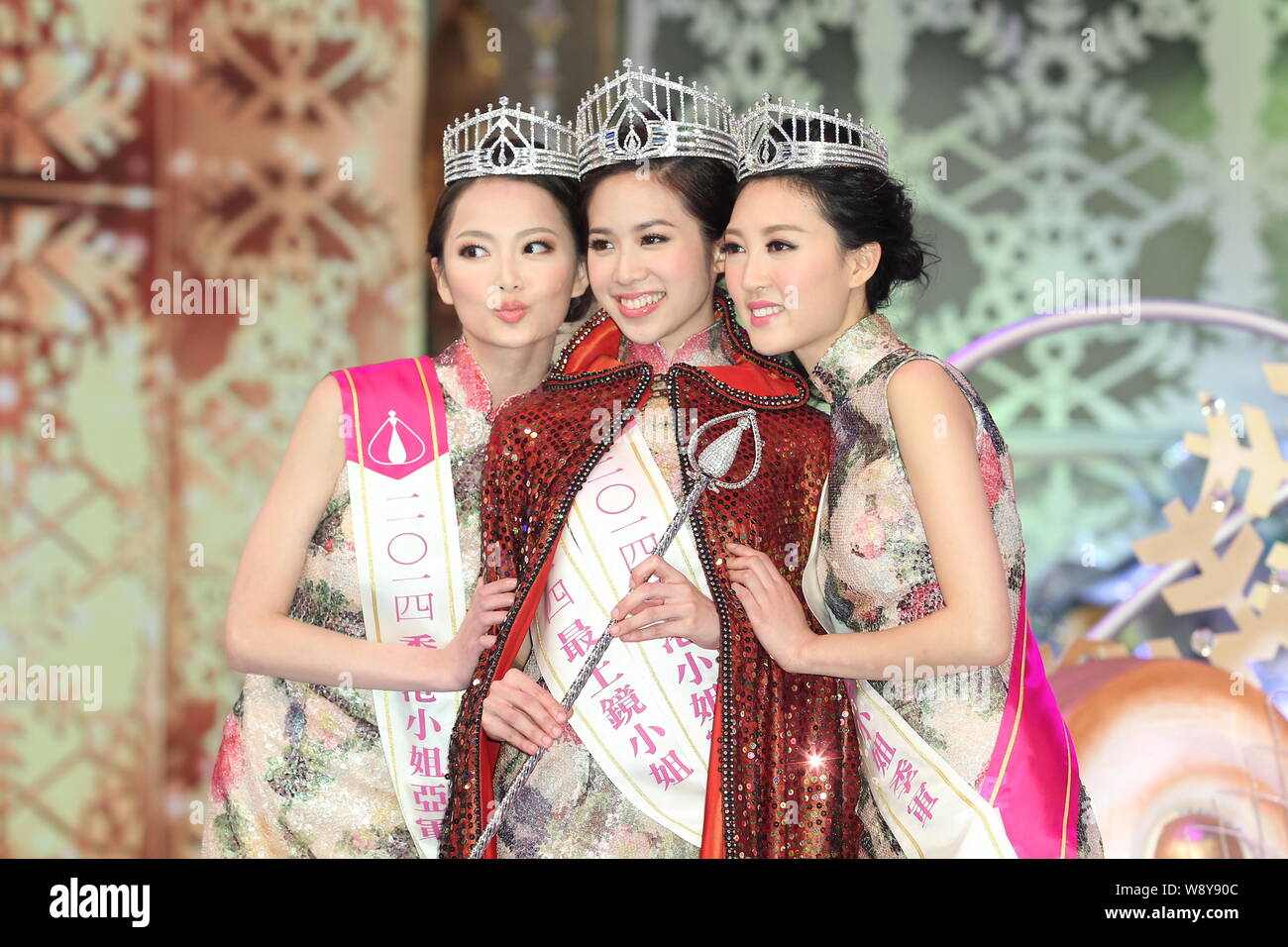 Le gagnant du concours de Miss Hong Kong 2014 Veronica Shiu (C) pose ...