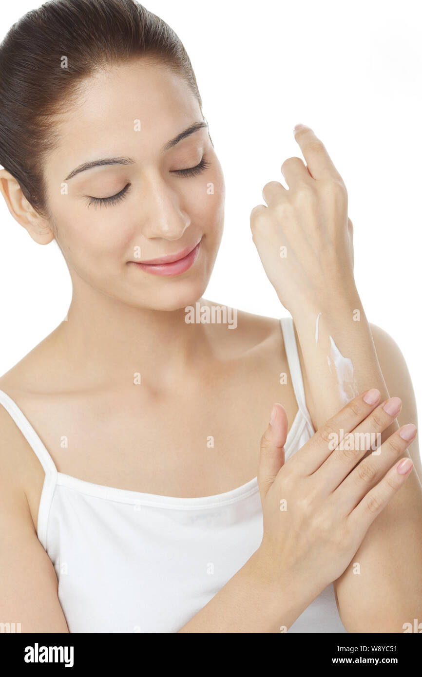 Woman applying cream shoulders Banque de photographies et d’images à ...