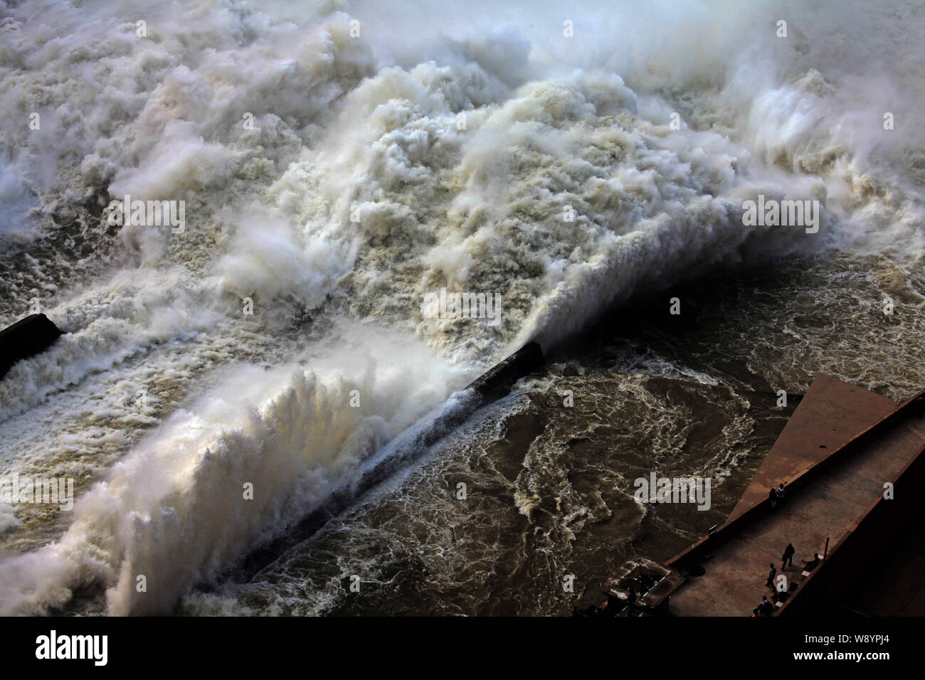 L'eau jaillit du barrage de Sanmenxia sur le Fleuve Jaune au cours d ...