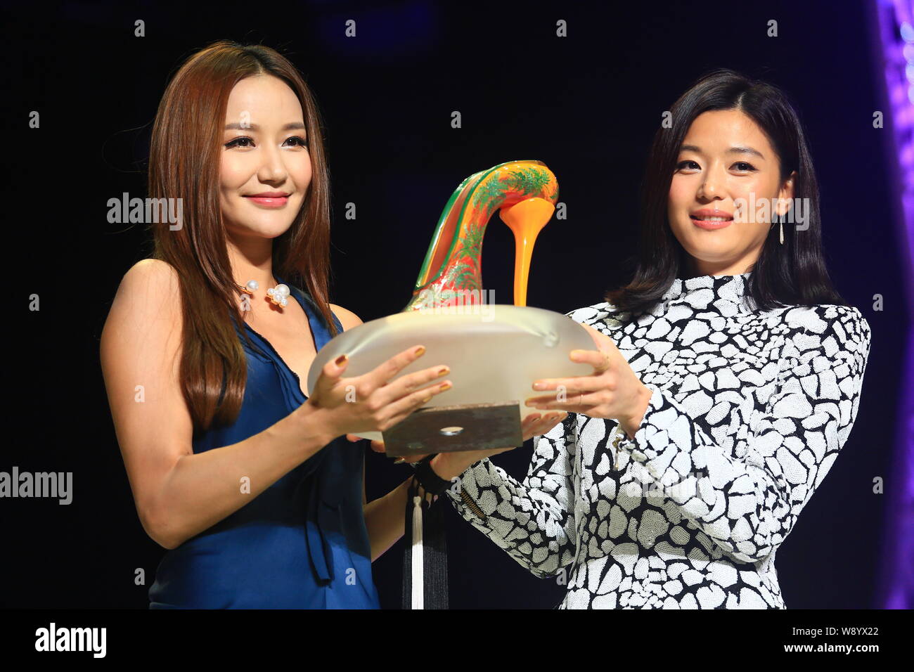 L'actrice sud-coréenne Jun Ji Hyun, droite, reçoit un trophée de l ...