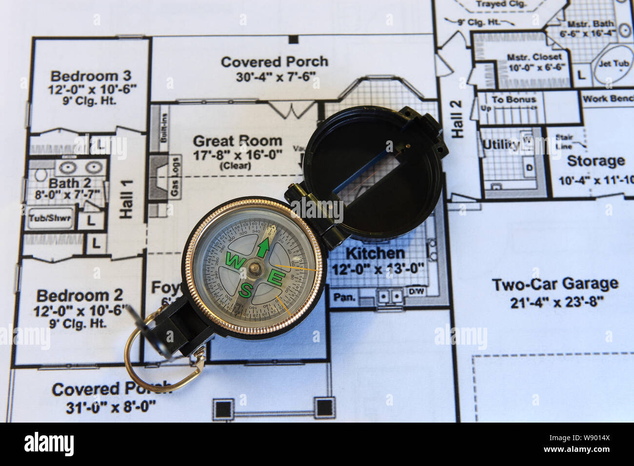 Plan d'une maison avec boussole Photo Stock - Alamy