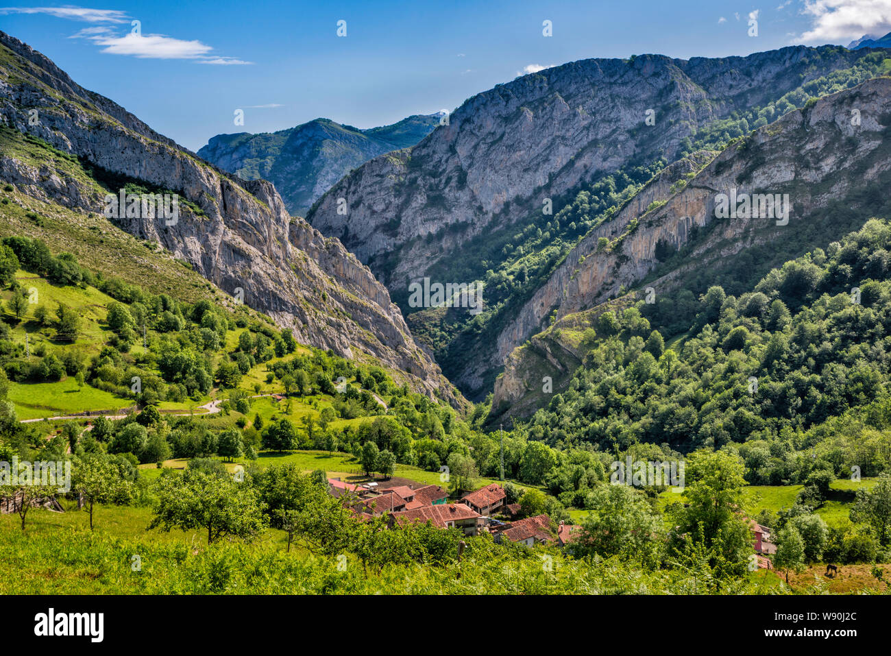 Village de Viego, Calmayor crag, Desfiladero de Los Beyos Beyos (défilé ...