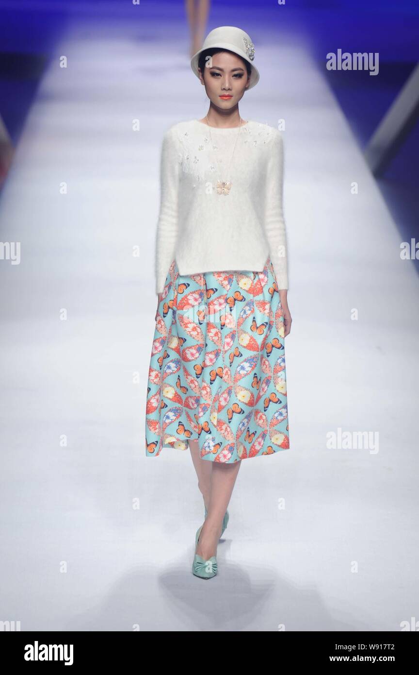 Un modèle affiche une nouvelle création par le créateur de mode chinois ...