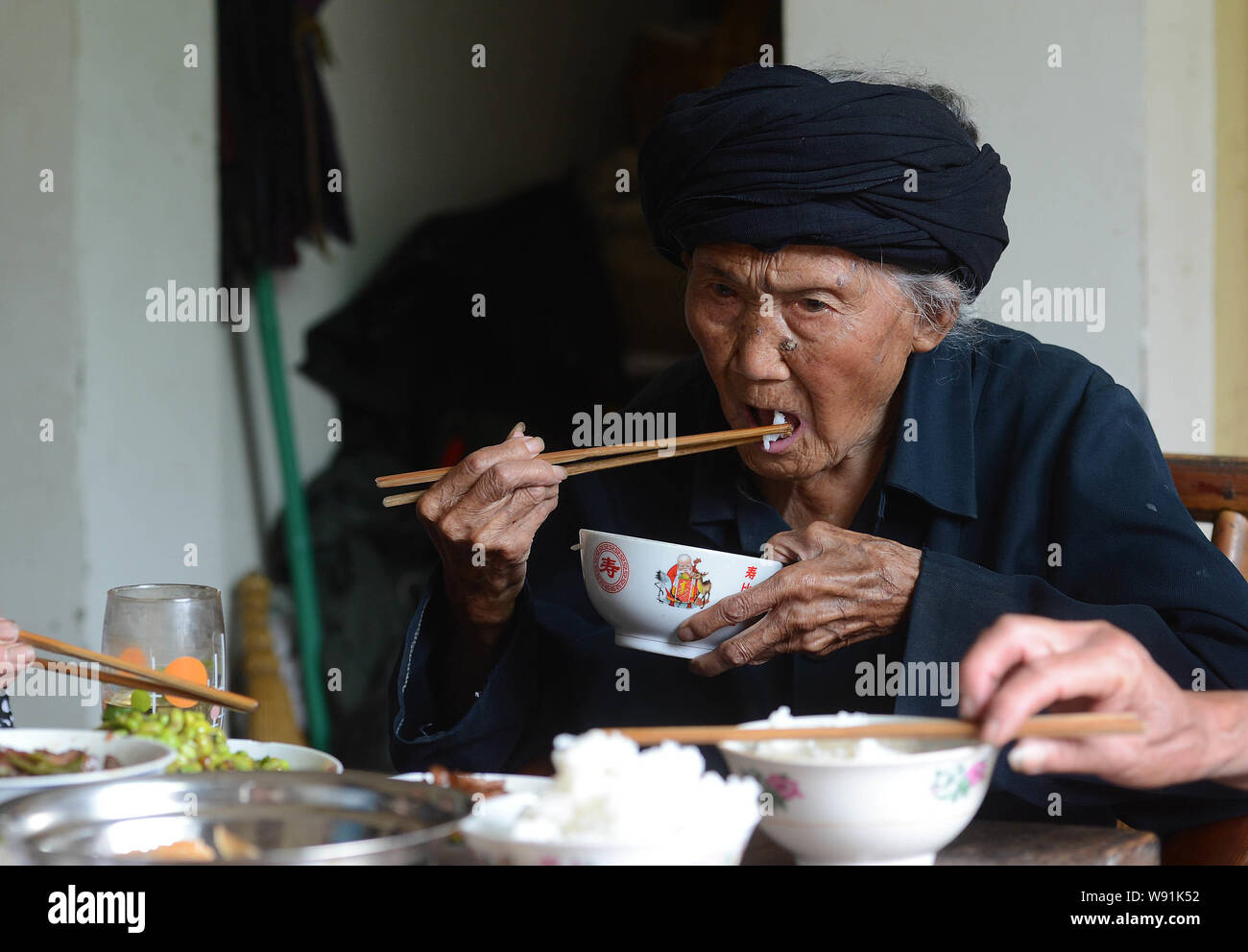 Personne qui mange Banque de photographies et d’images à haute ...