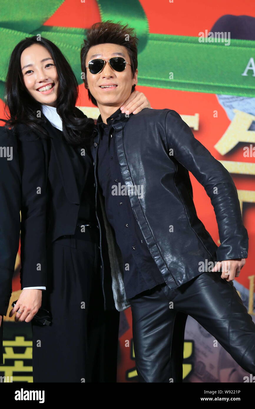 L'actrice chinoise Bai Chongtou, gauche, et son mari le chanteur pop chinois Chen Yufan de ...