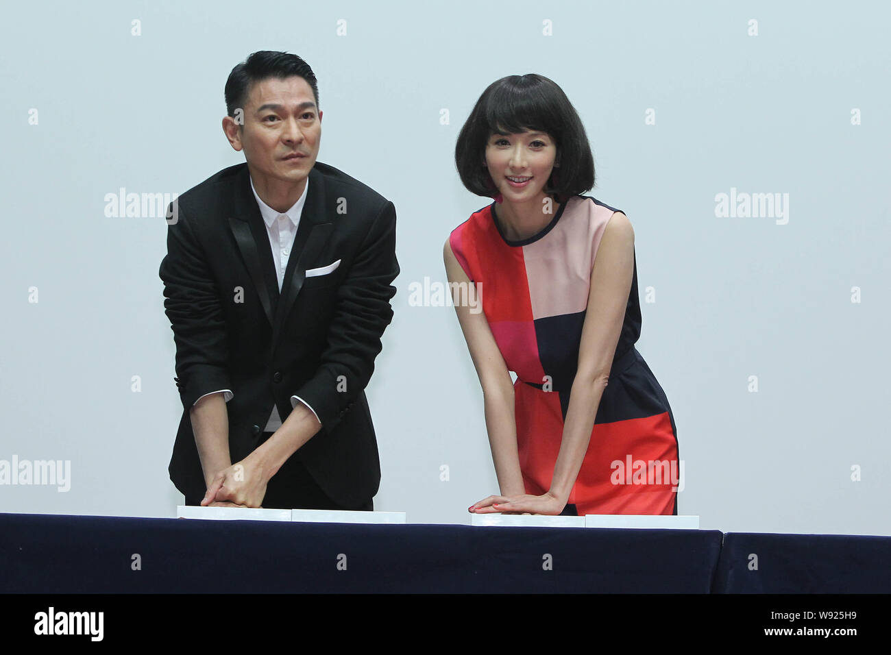 Hong Kong, chanteur et acteur Andy Lau, gauche, modèle et actrice ...