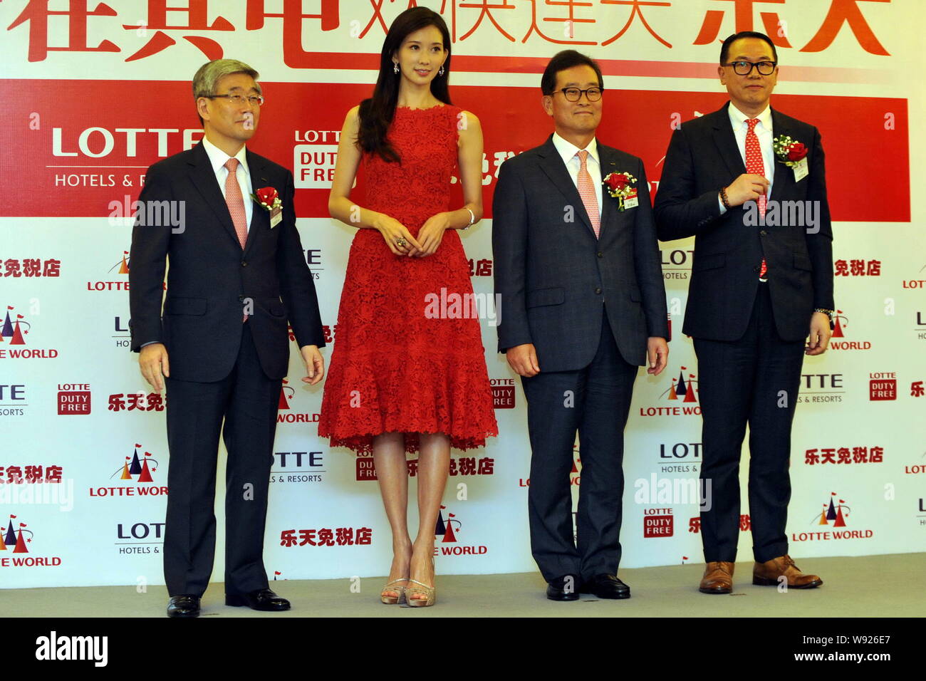 Modèle et actrice taiwanaise Lin Chi-ling, deuxième à gauche, pose ...