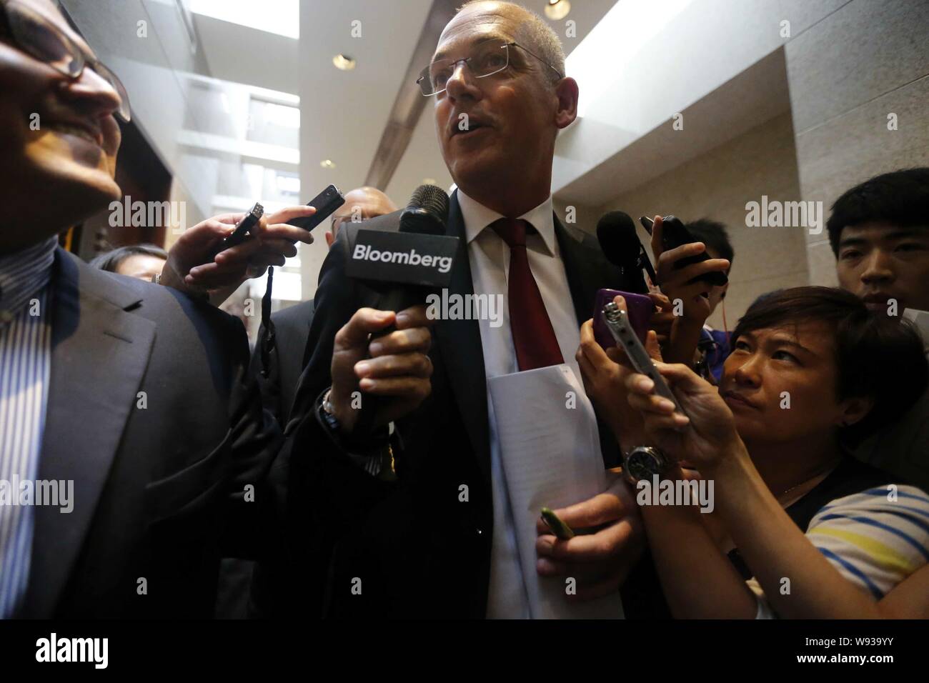 Theo Spierings, centre, PDG de New Zealand Dairy Fonterra géant, est ...