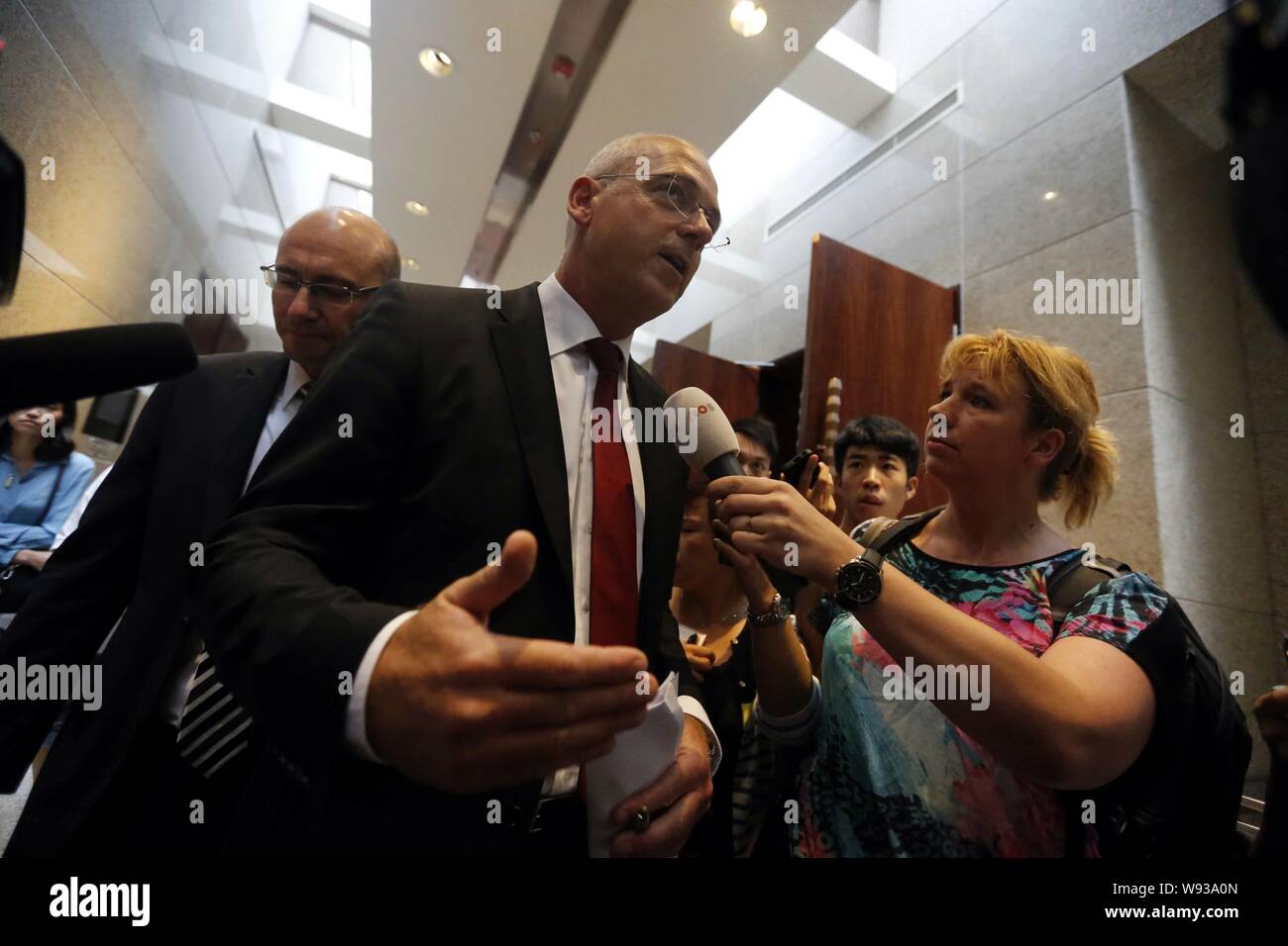 Theo Spierings, centre, PDG de New Zealand Dairy Fonterra géant, est ...