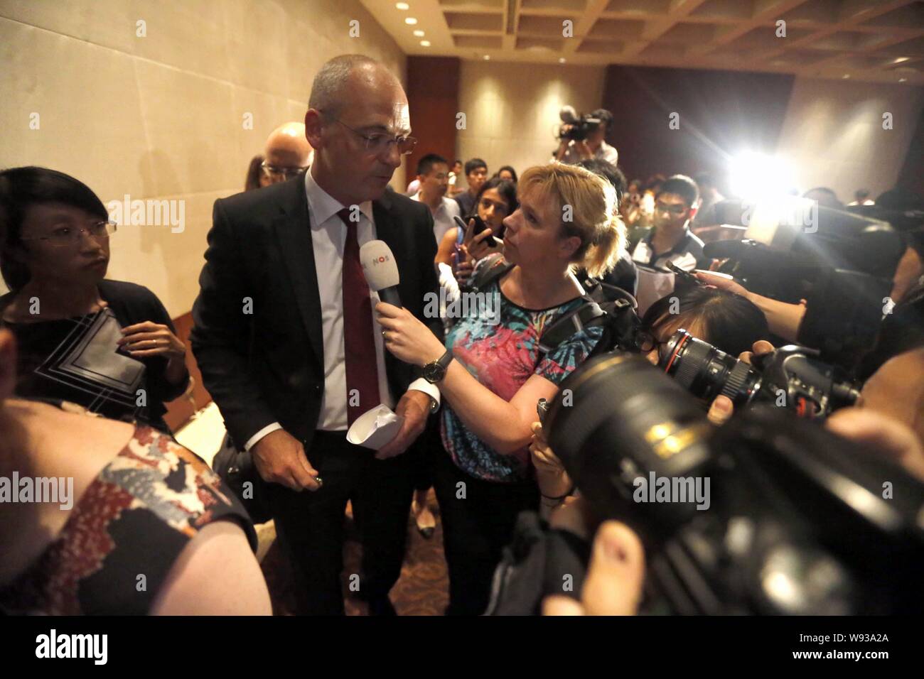 Theo Spierings, centre, PDG de New Zealand Dairy Fonterra géant, est ...