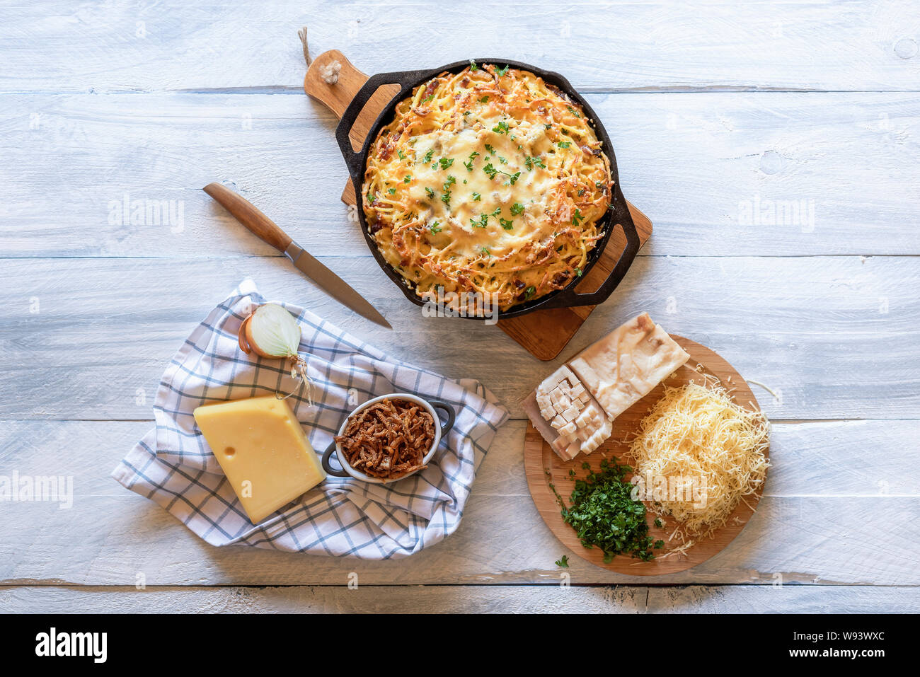 Bavarian spaetzle in pan Banque de photographies et d’images à haute ...
