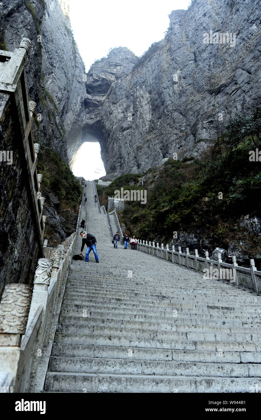 Les touristes à pied vers le bas de l'escalier en face de Tianmendong ...