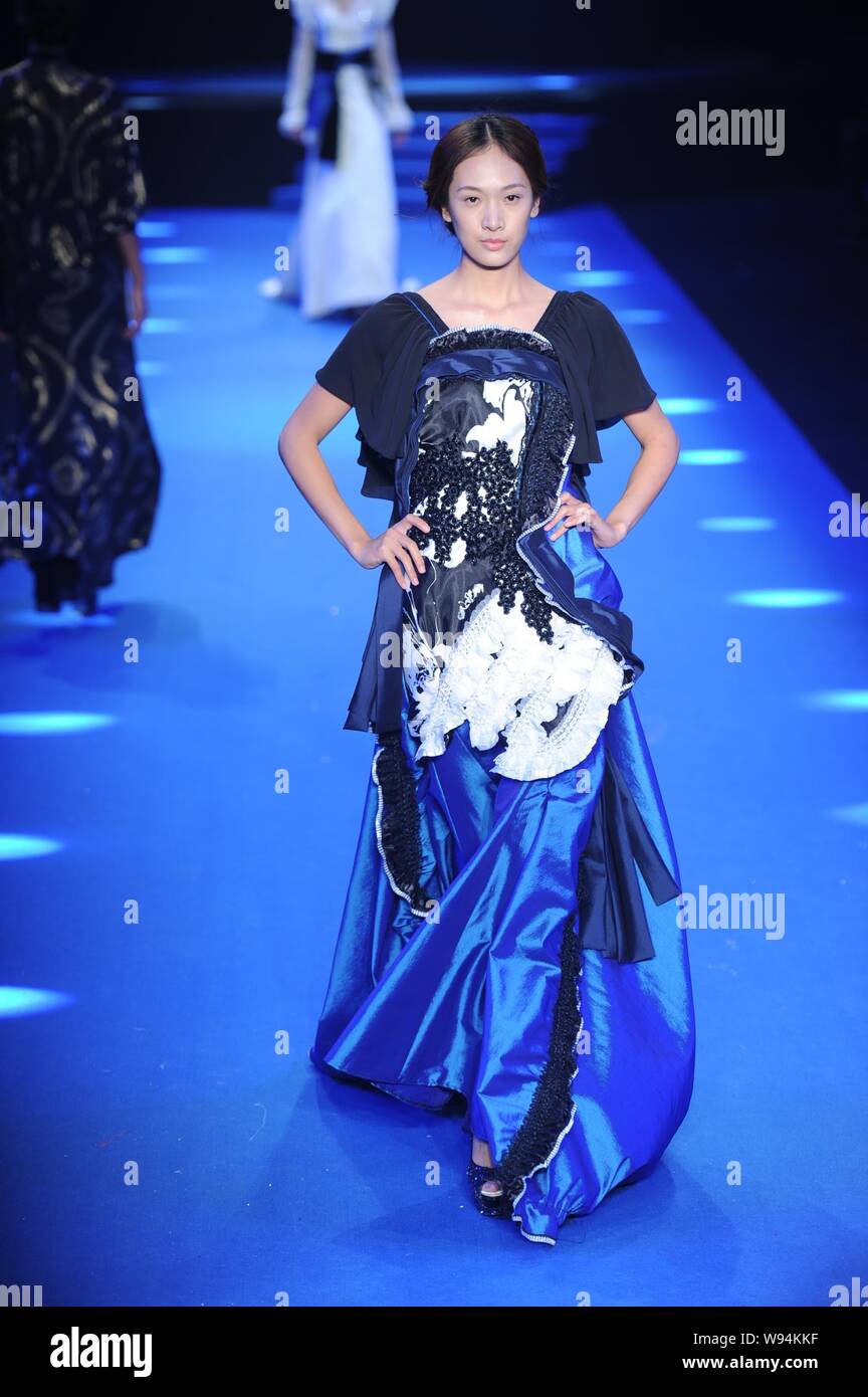 Un modèle affiche une nouvelle création par les concepteurs Gioia Pan et Mark Cheung à leur ...