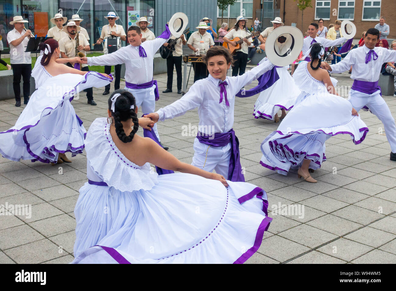 Danseurs de Costa Rica se produisant au Festival International de ...