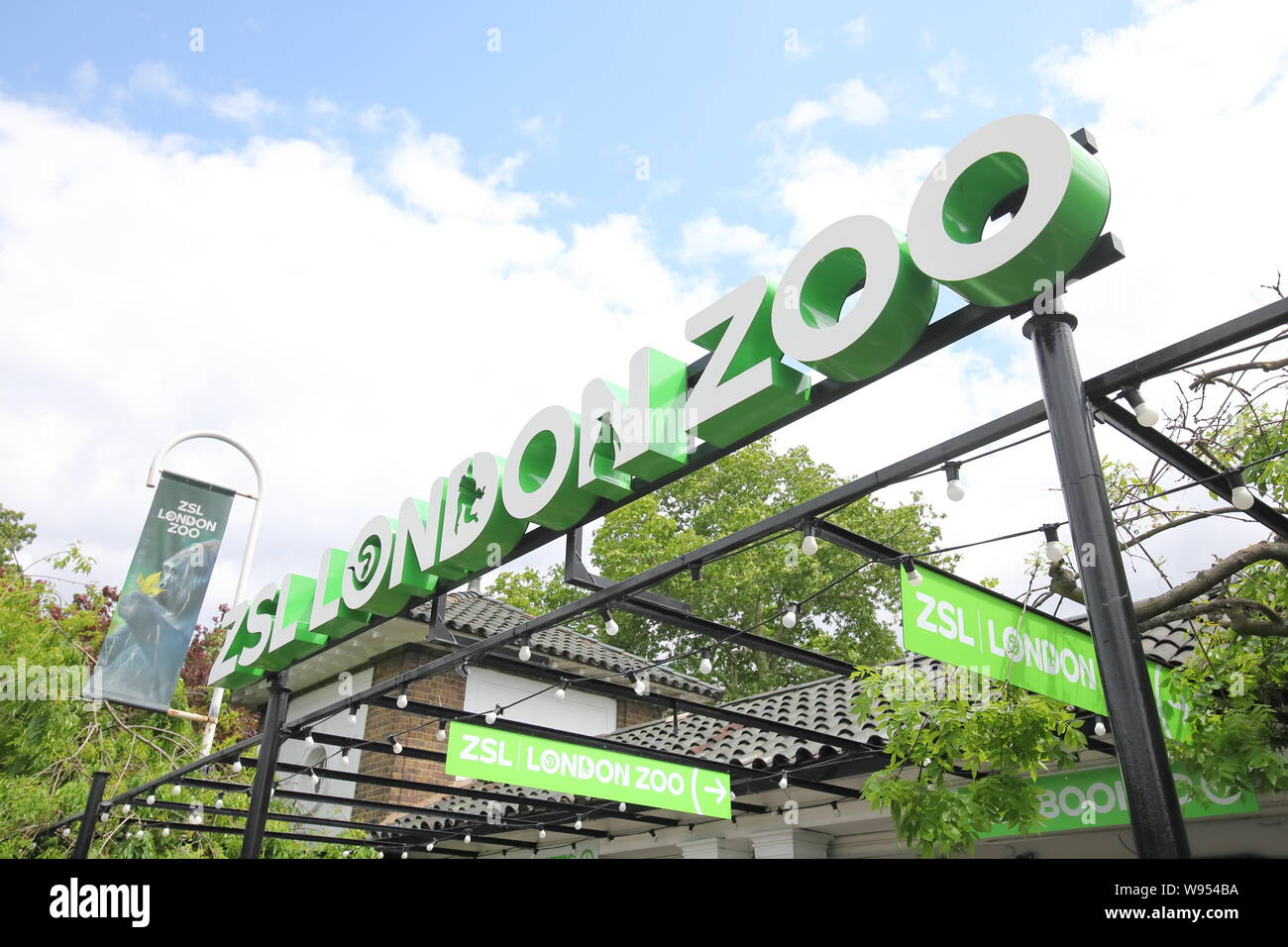 London zoo entrance Banque de photographies et d’images à haute ...
