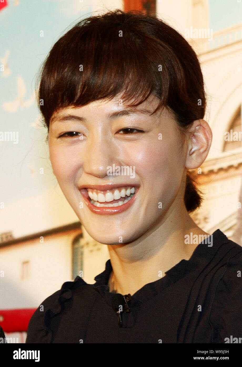 L'actrice japonaise Haruka Ayase sourit au cours de la conférence de ...