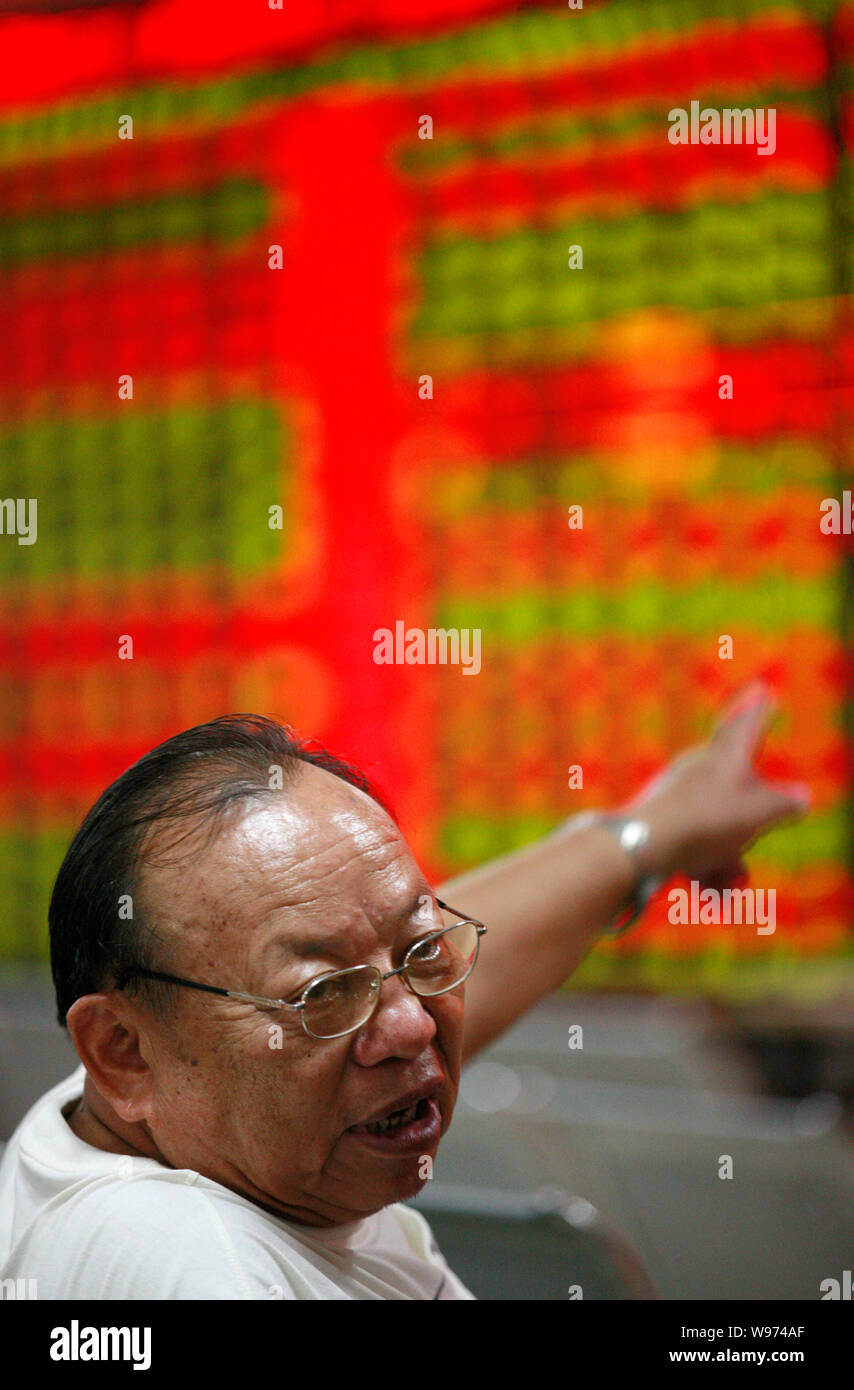Un investisseur chinois ressemble à des prix d'actions (rouge pour l ...