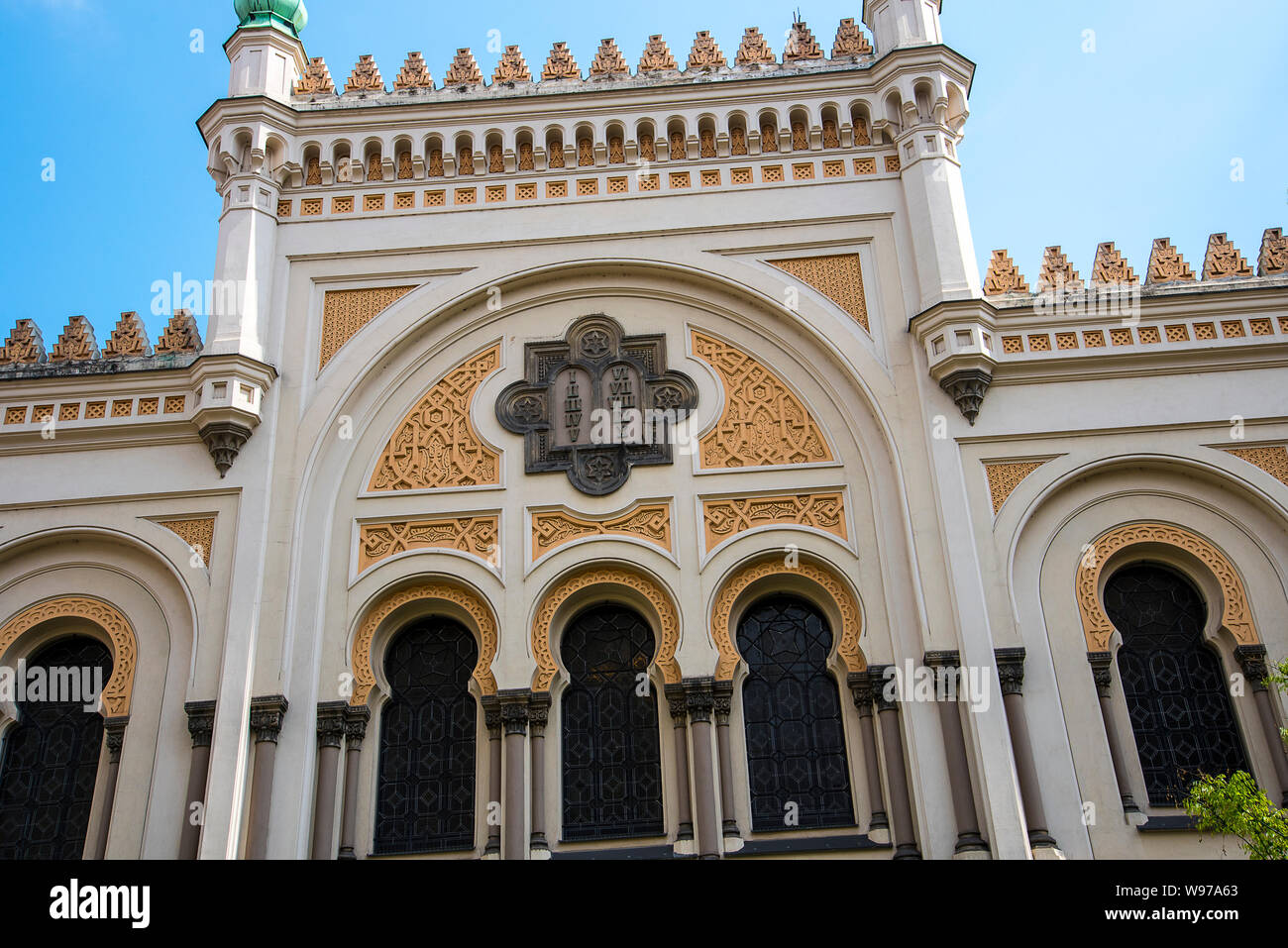 Le quartier juif a : six synagogues, notamment, la synagogue Maisel ...