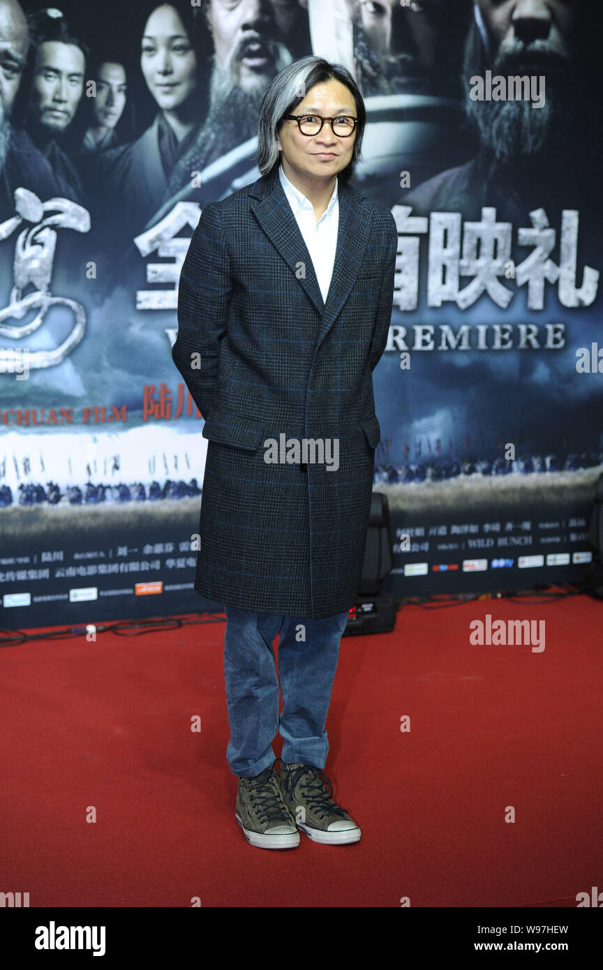 Hong Kong directeur Peter Chan pose sur le tapis rouge, comme il arrive ...