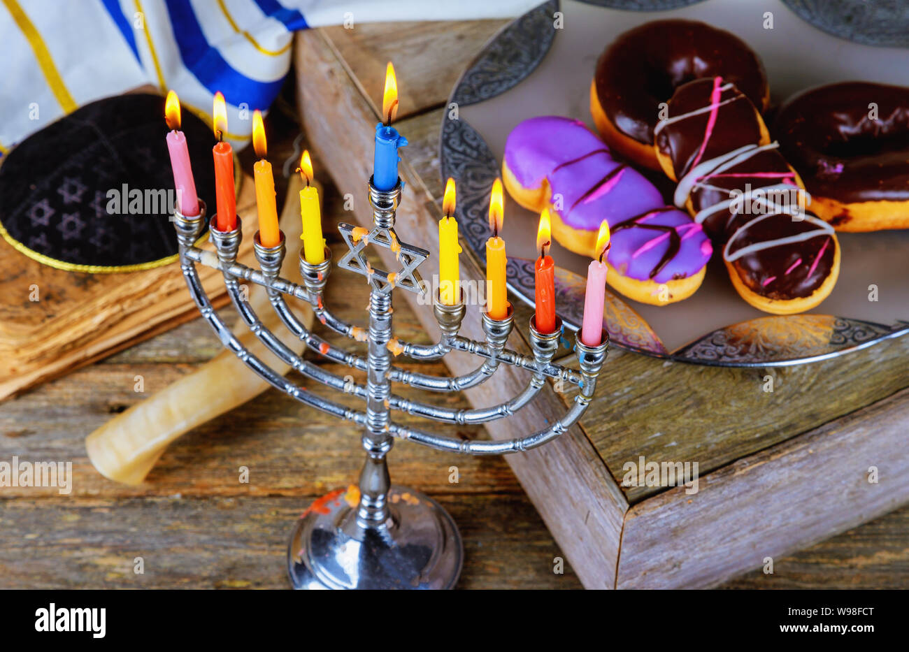 Symbole juif juive de Hanukkah menorah chandelier traditionnel avec ...