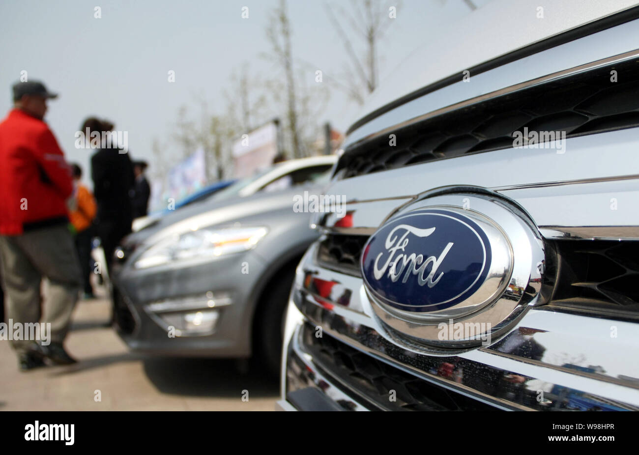 --FILE--visiteurs regarder des voitures Ford au cours d'une auto show ...
