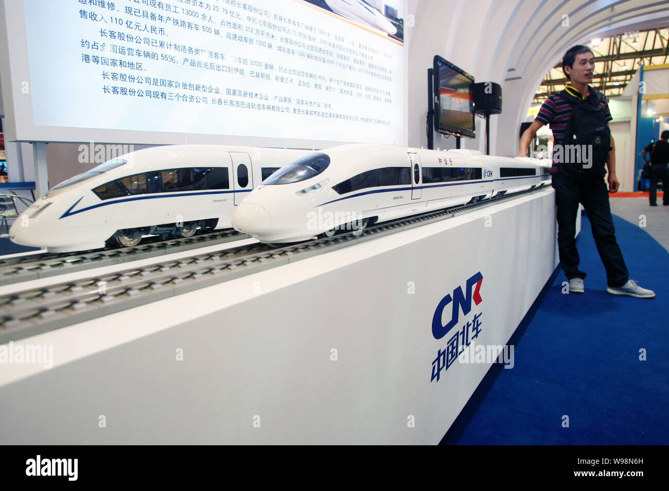 Modèles de CRH (China railway High-speed) bullet trains sont vus en ...
