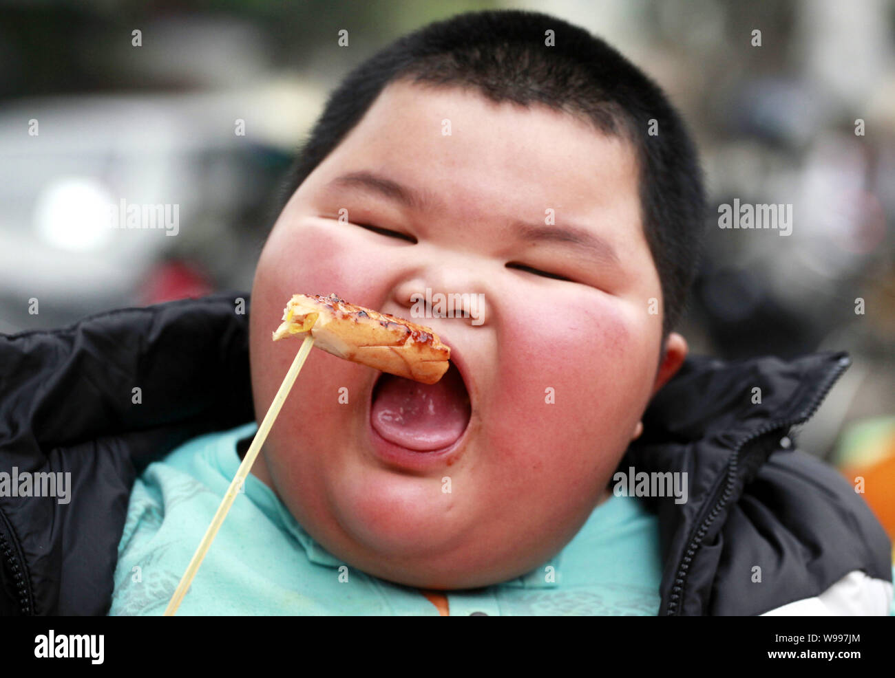 Enfant obèse Banque de photographies et d’images à haute résolution - Alamy