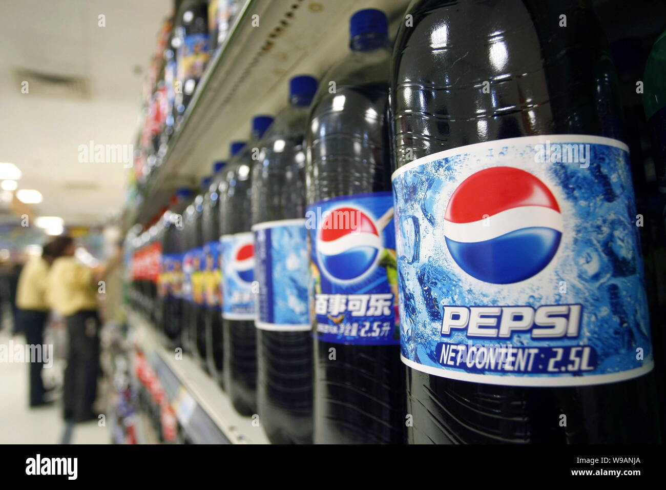 Bouteilles de pepsi cola Banque de photographies et d’images à haute ...