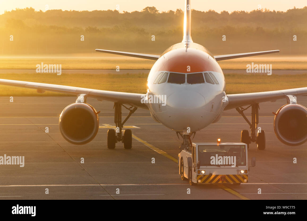 Tracteur remorqueur Pushback avec avion sur la piste de l'aéroport ...