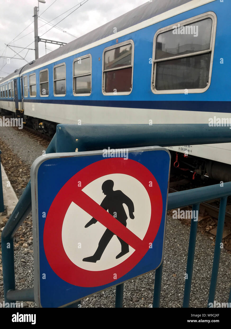Interdiction de traverser les pistes Banque de photographies et d ...