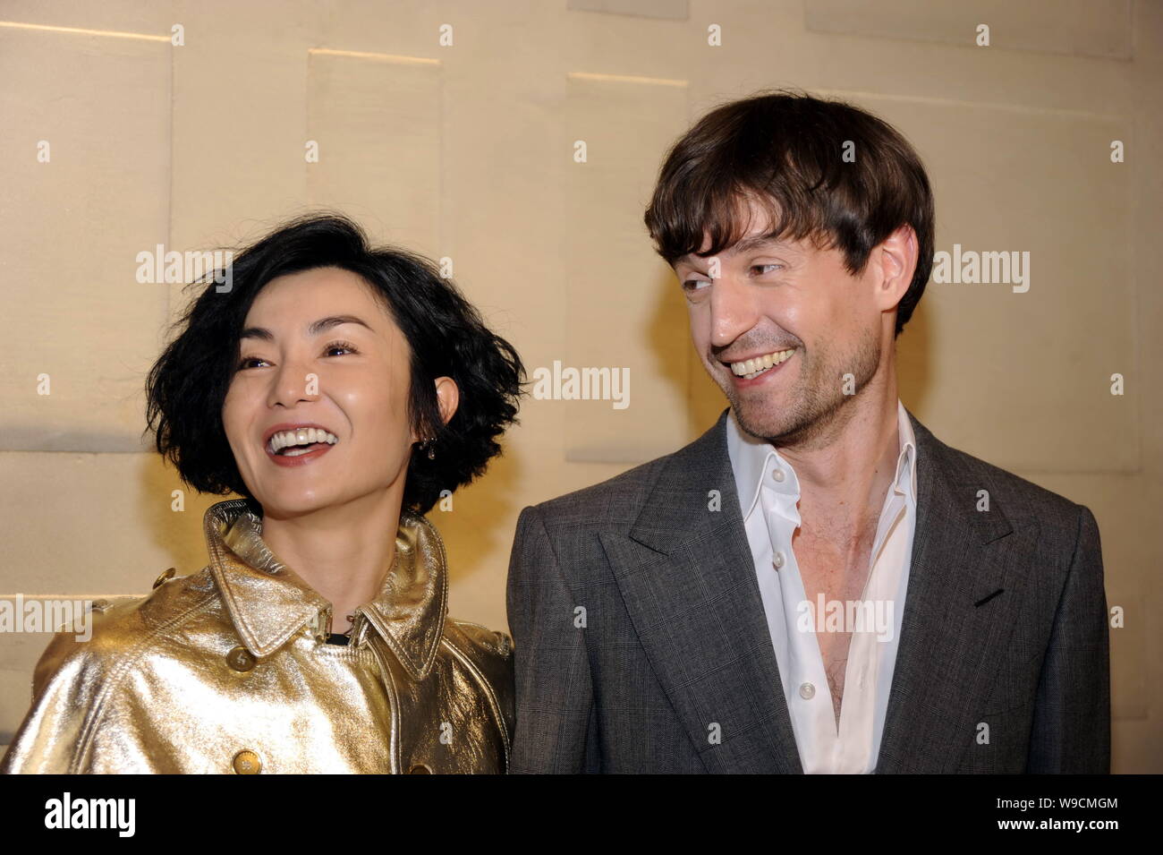 L'actrice Maggie Cheung de Hong Kong, à gauche, et son petit ami Ole ...