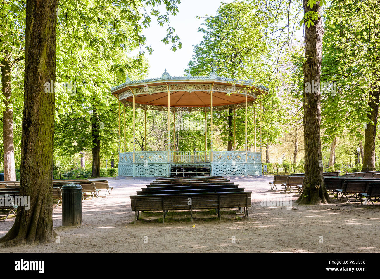 Le kiosque de style éclectique dans Parc de Bruxelles, Belgique, a été ...