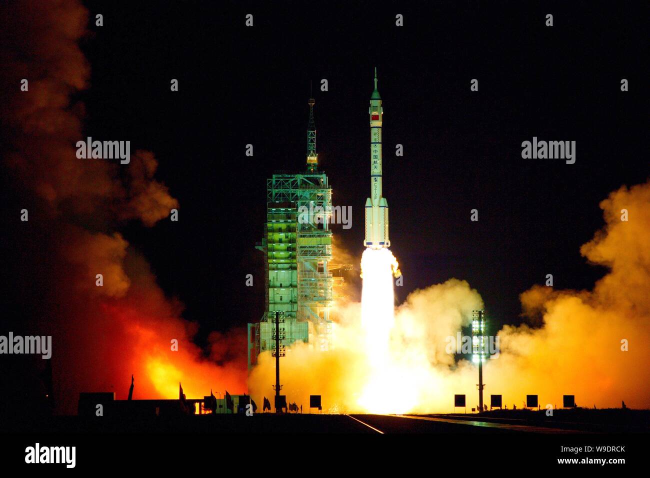 Une Longue Marche 2F (CZ-2F) portant la fusée spatiale Shenzhou VII ...