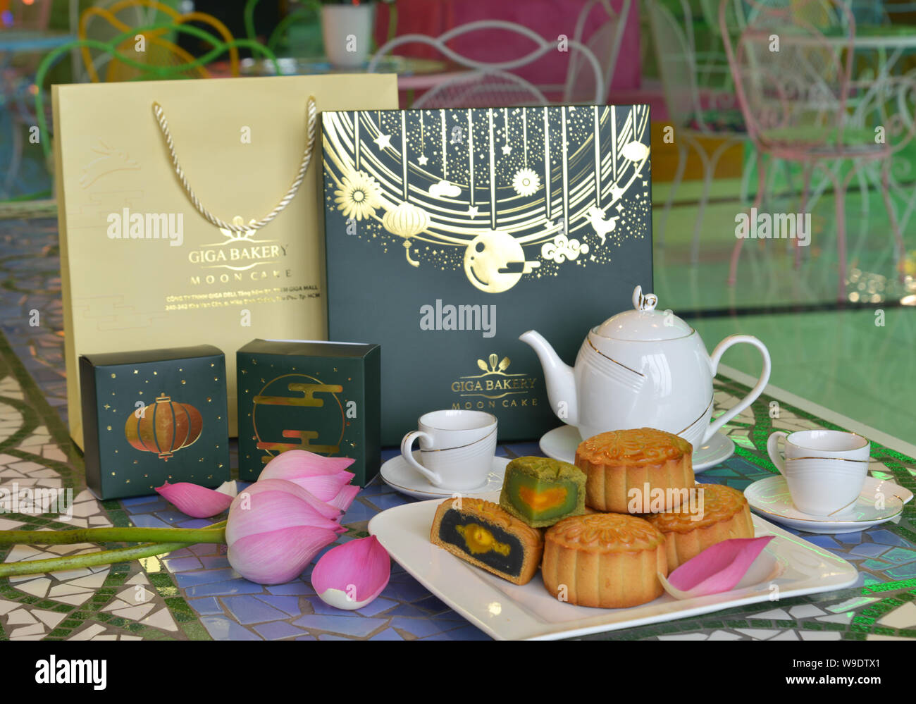 Saigon, Vietnam - Aug 6, 2019. Délicieux gâteau de lune avec la boîte à ...