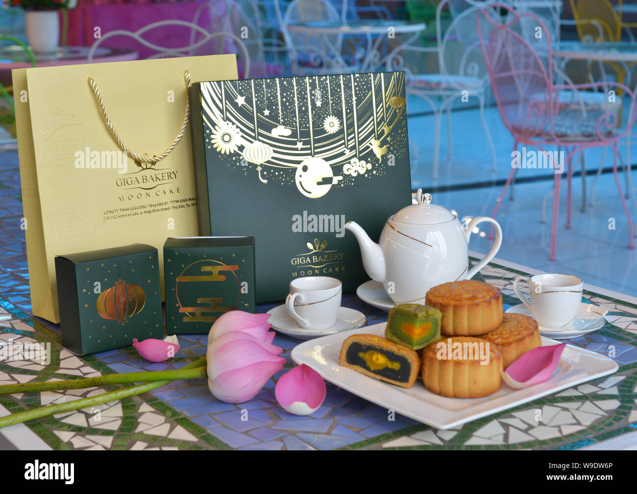 Saigon, Vietnam - Aug 6, 2019. Délicieux gâteau de lune avec la boîte à ...