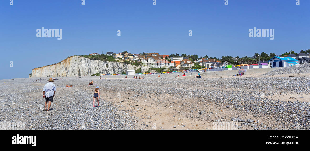 Transats et cabines de plage colorées à shingle beach / plage de galets ...
