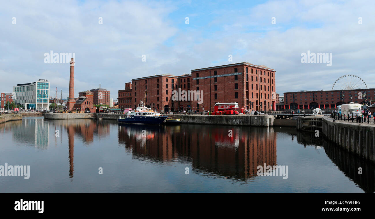 Belle matinée ensoleillée et surface de rivière lisse à Liverpool's ...
